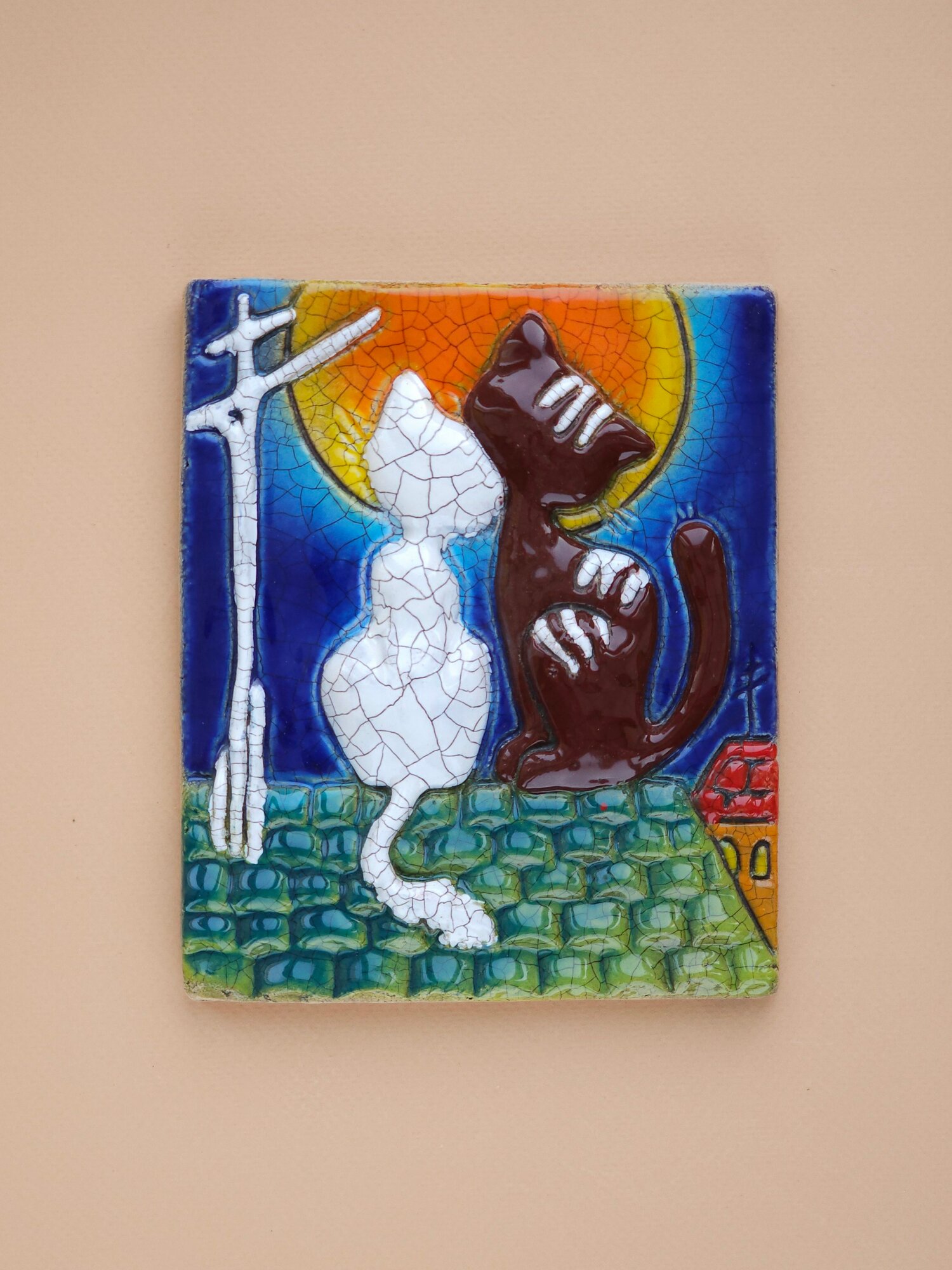 Влюбленные коты. Панно, изразец, плакетка, украшение настенное интерьерное. Ярославская майолика. Керамика ручной работы. Сделано в России.