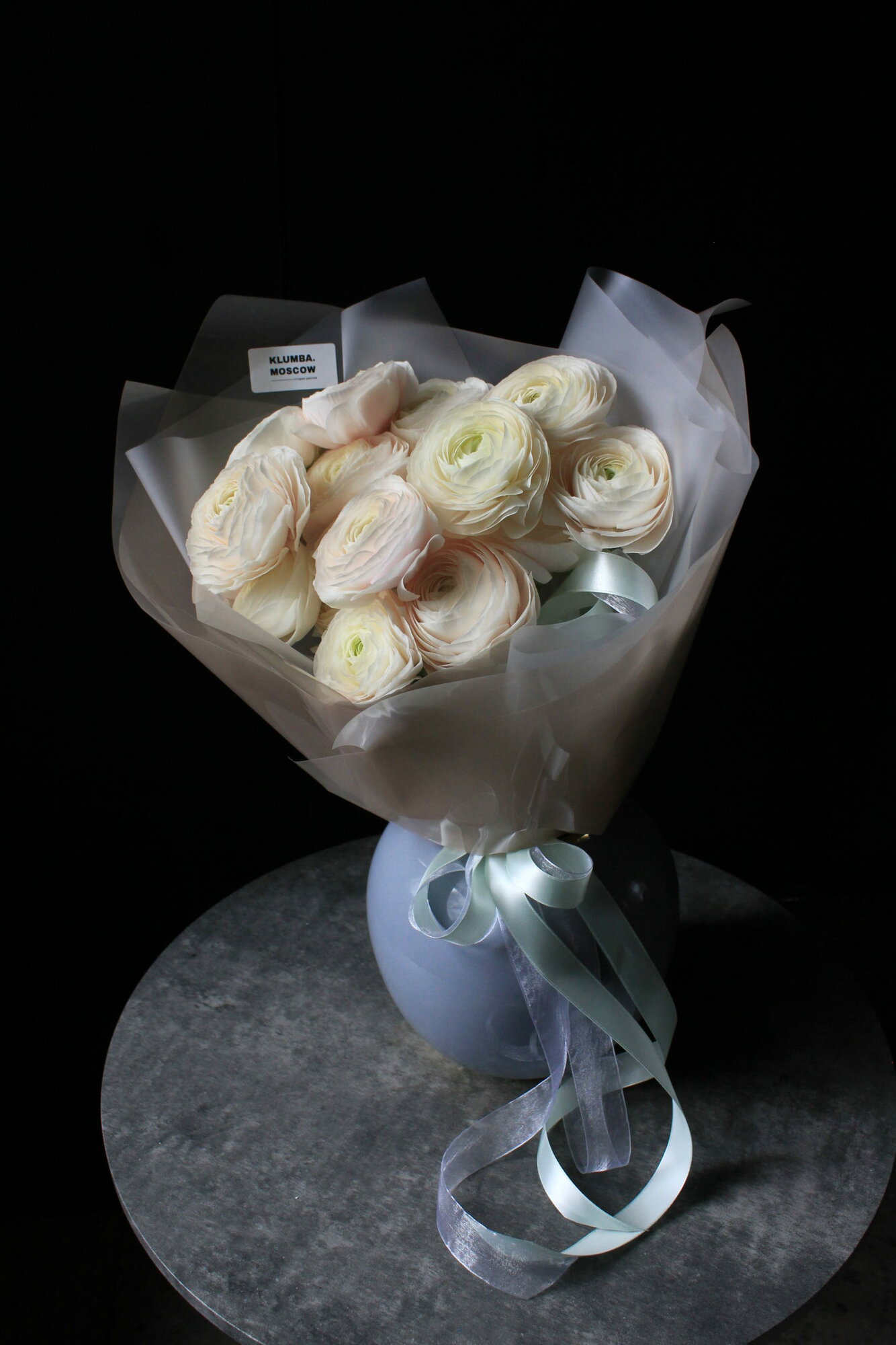 Монобукет из 15 ранункулюсов от студии цветов клумба. москва, аквабокс