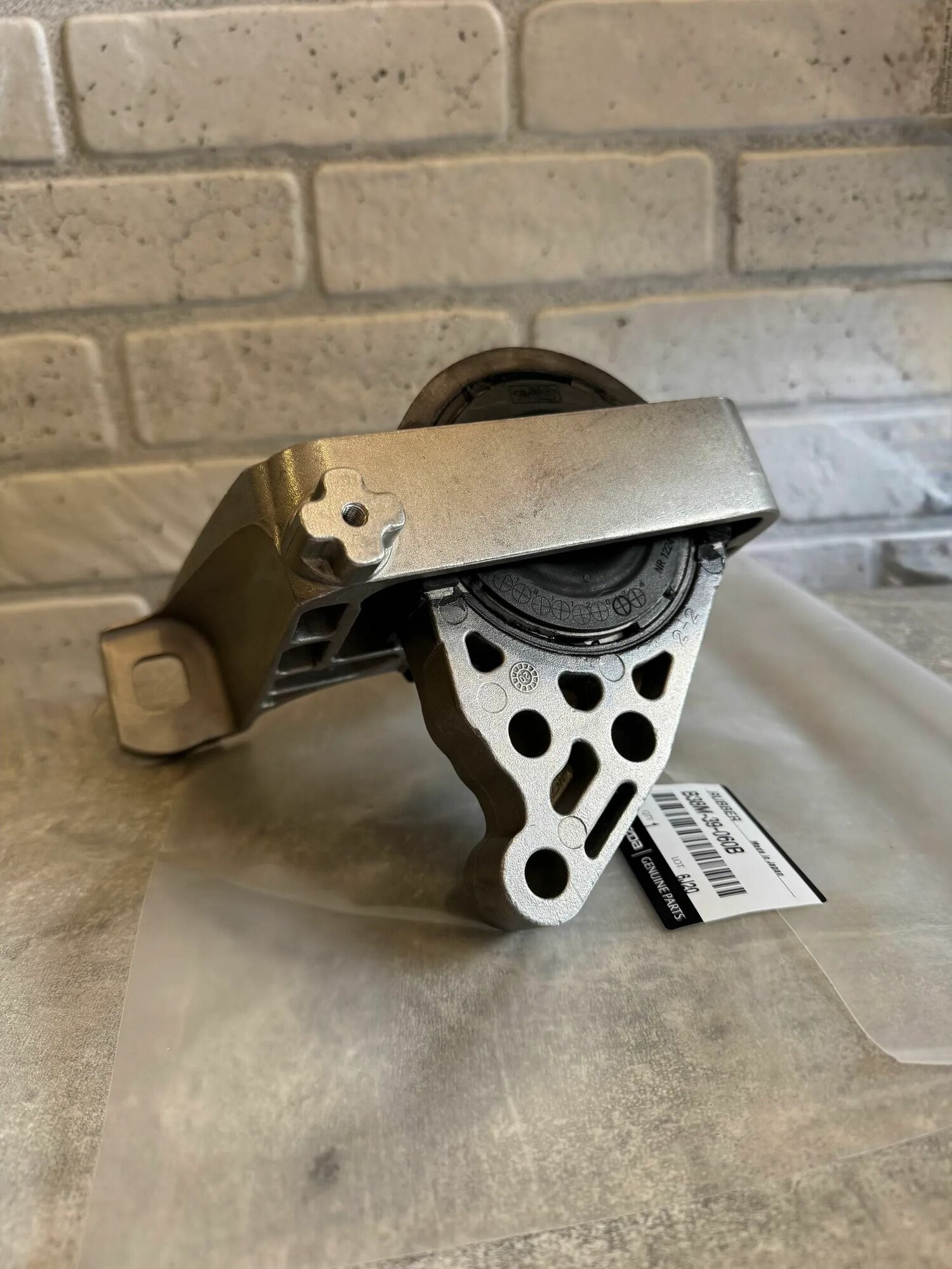 B38M39060B Оригинальная опора двигателя Mazda 3