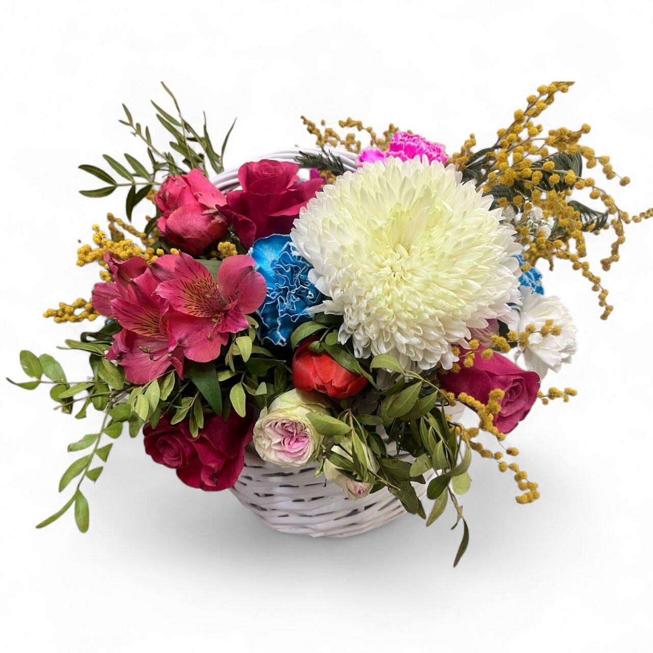 Авторская корзина с хризантемой и синей гвоздикой "Весенний карнавал"