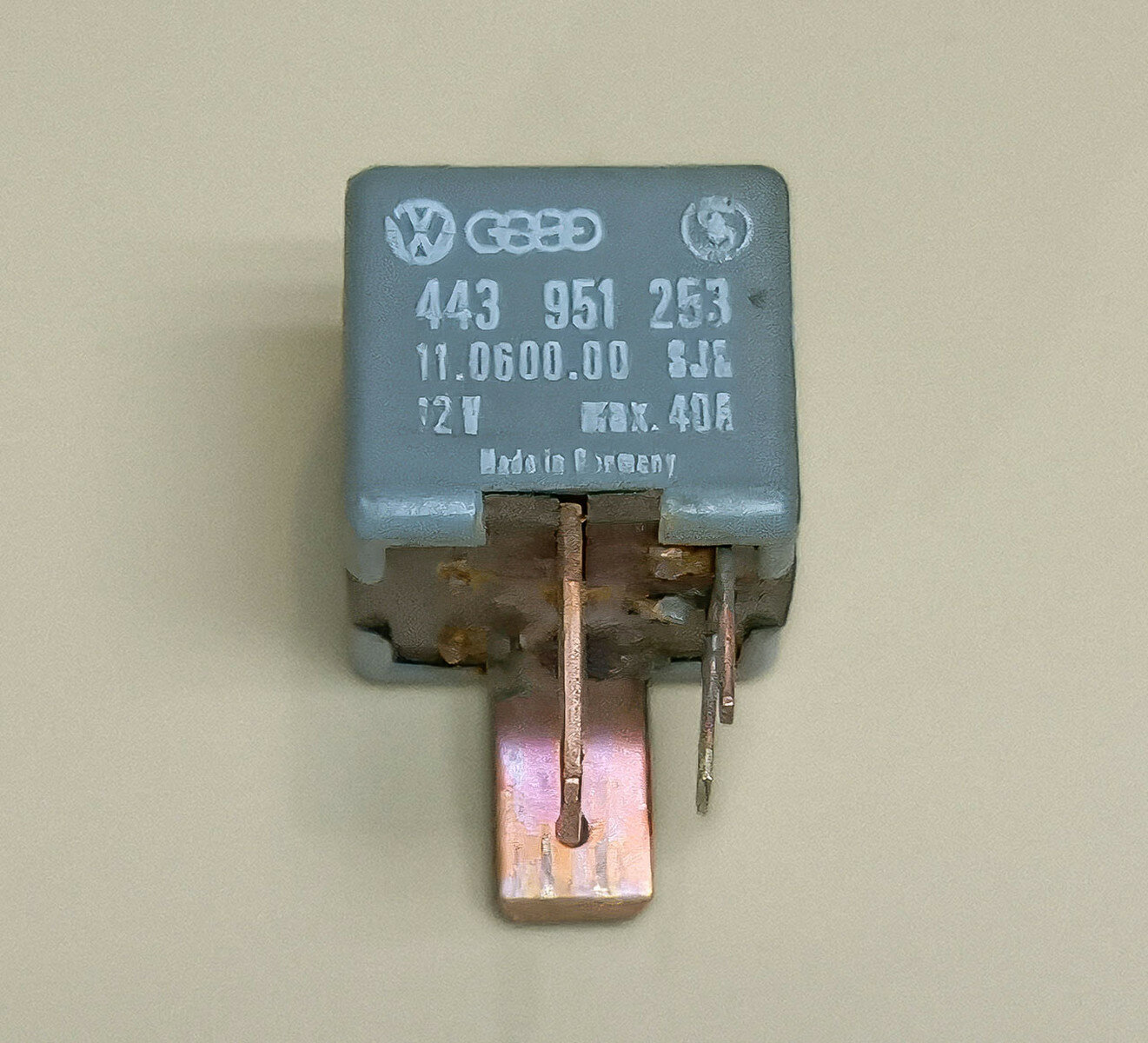 Реле Audi 100 C3 443951253