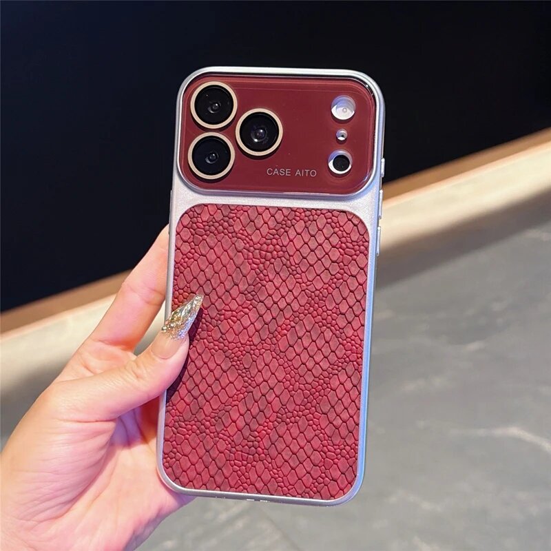 Бордовый кожаный чехол для iPhone 16 Pro с текстурой крокодила
