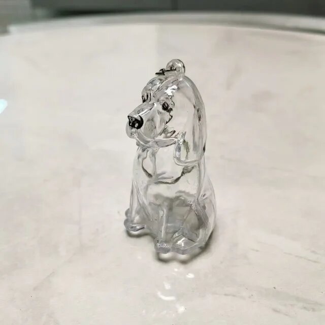 Эта мягкая шкатулка для хранения брелоков из шерсти собак и кошек может вместить аксессуары для брелоков, подвески-капсулы и другие товары для домашних животных. Ее также можно использовать в качестве памятного сувенира, например, с изображением пуделя.