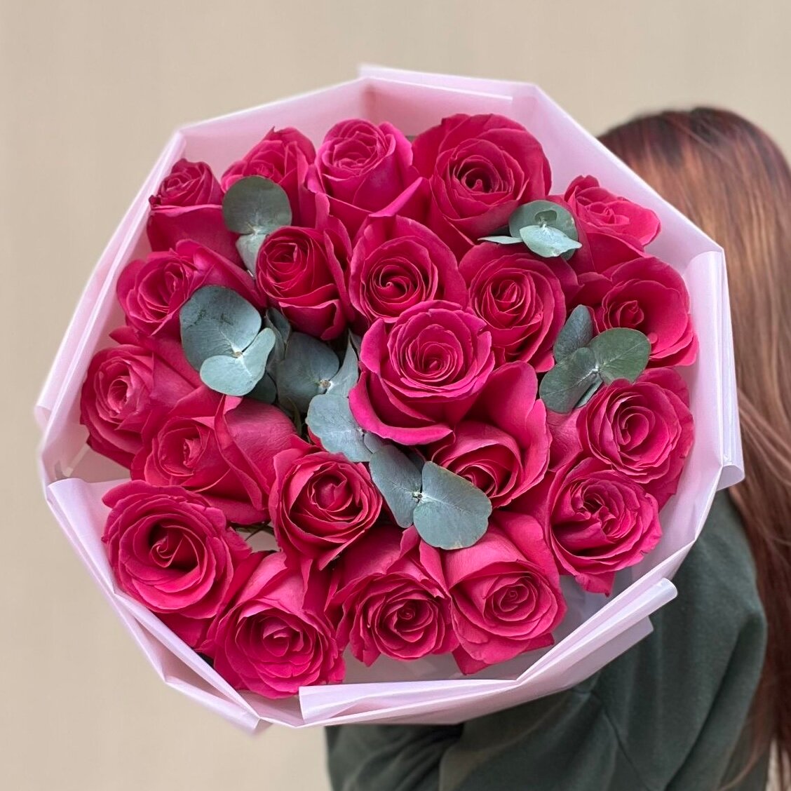 Букет из ярко-розовых роз 21 шт с эвкалиптом, красивый букет цветов, шикарный, премиум цветы, премиум букет