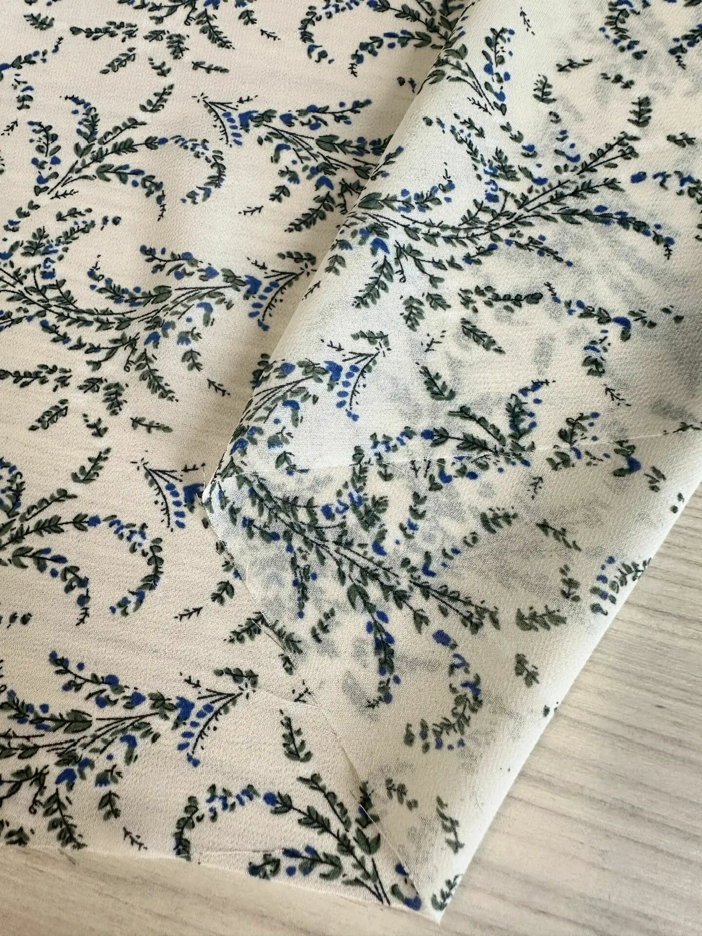 1м. Шифон ткань для шитья. Молочный/веточки. Ширина 150 см. Плотность 100 г/ кв. м.