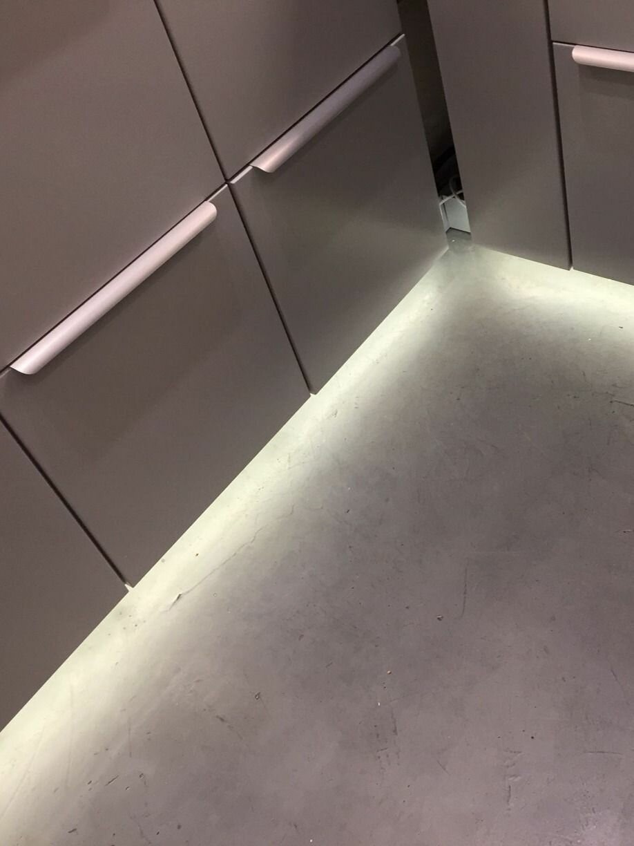 Крепление светодиодной ленты и датчика кухонного плинтуса