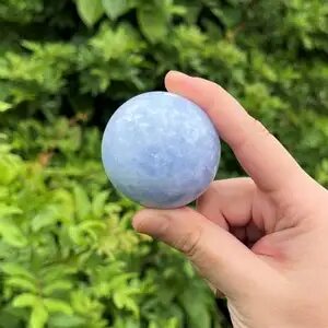 Большая голубая сфера из кальцита с подставкой