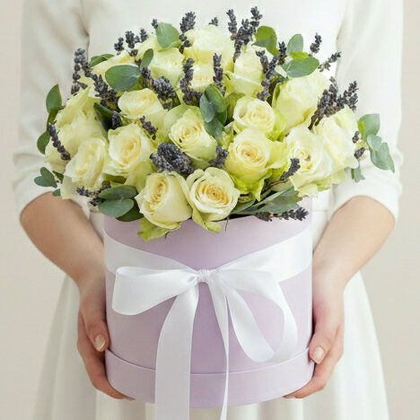Дуо-букет Мегацвет24 "Розы и Лаванда", белый/лавандовый, в коробке