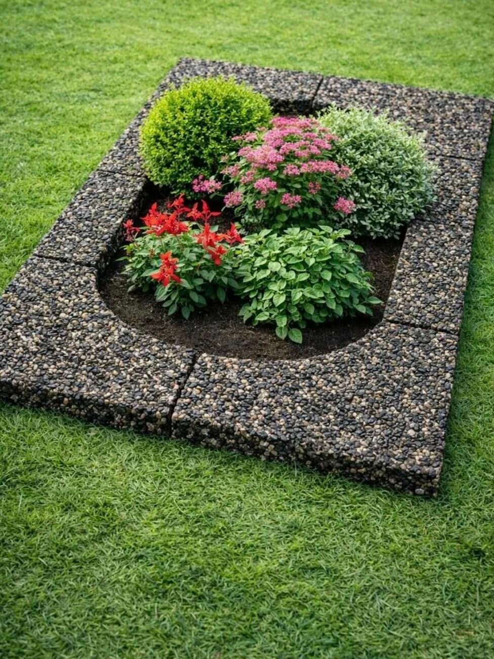 Декоративная клумба цветник из камня