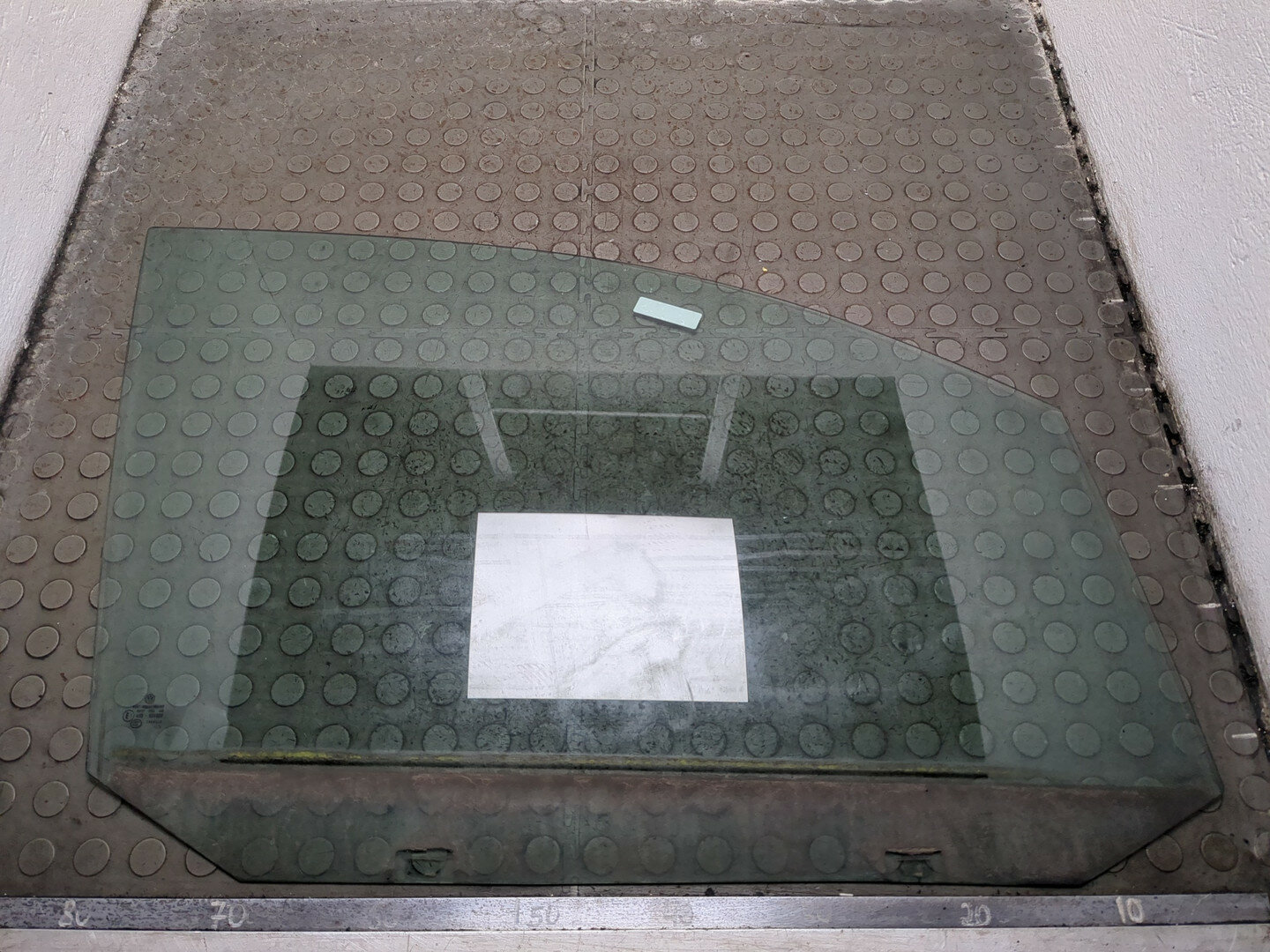 Стекло боковой двери правое переднее Volkswagen Caddy Б/У