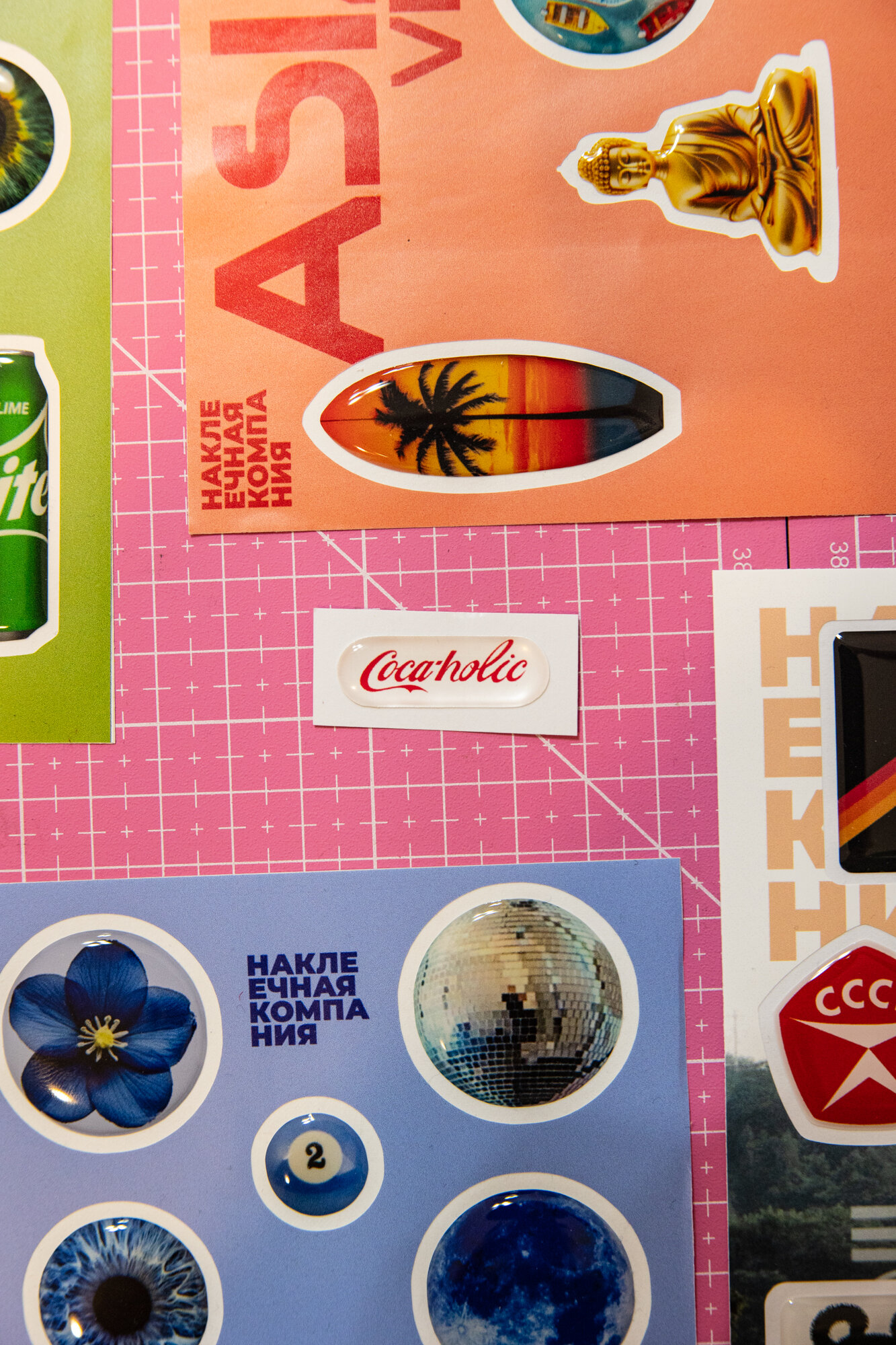 Наклейка на телефон 3Д , стикер Кокаголик мем Cocaholic  красно-белый сочный
