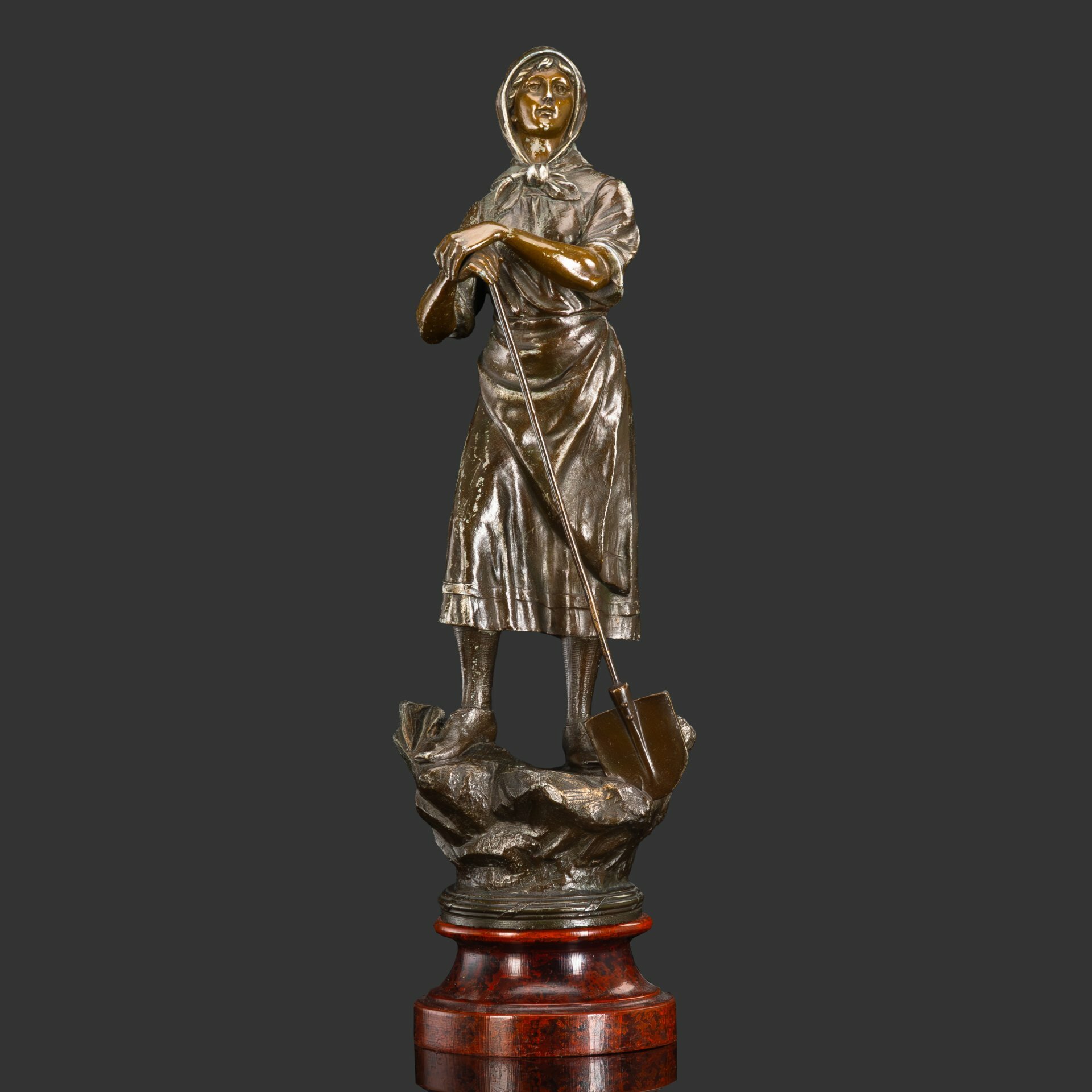 Скульптура "Крестьянка" ("Девушка с лопатой"), металл, тонировка