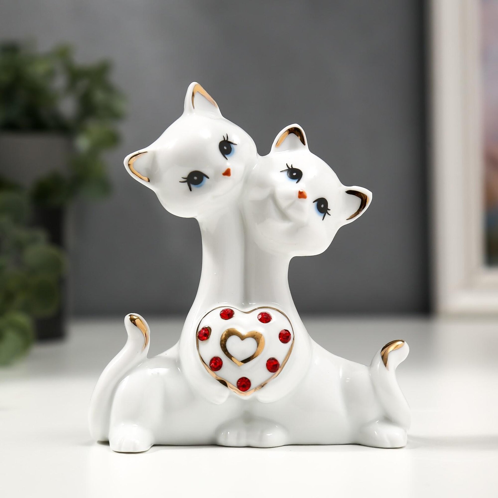 Фигурка керамика «Котята с сердцем со стразами», белый с золотом, 10.2 см