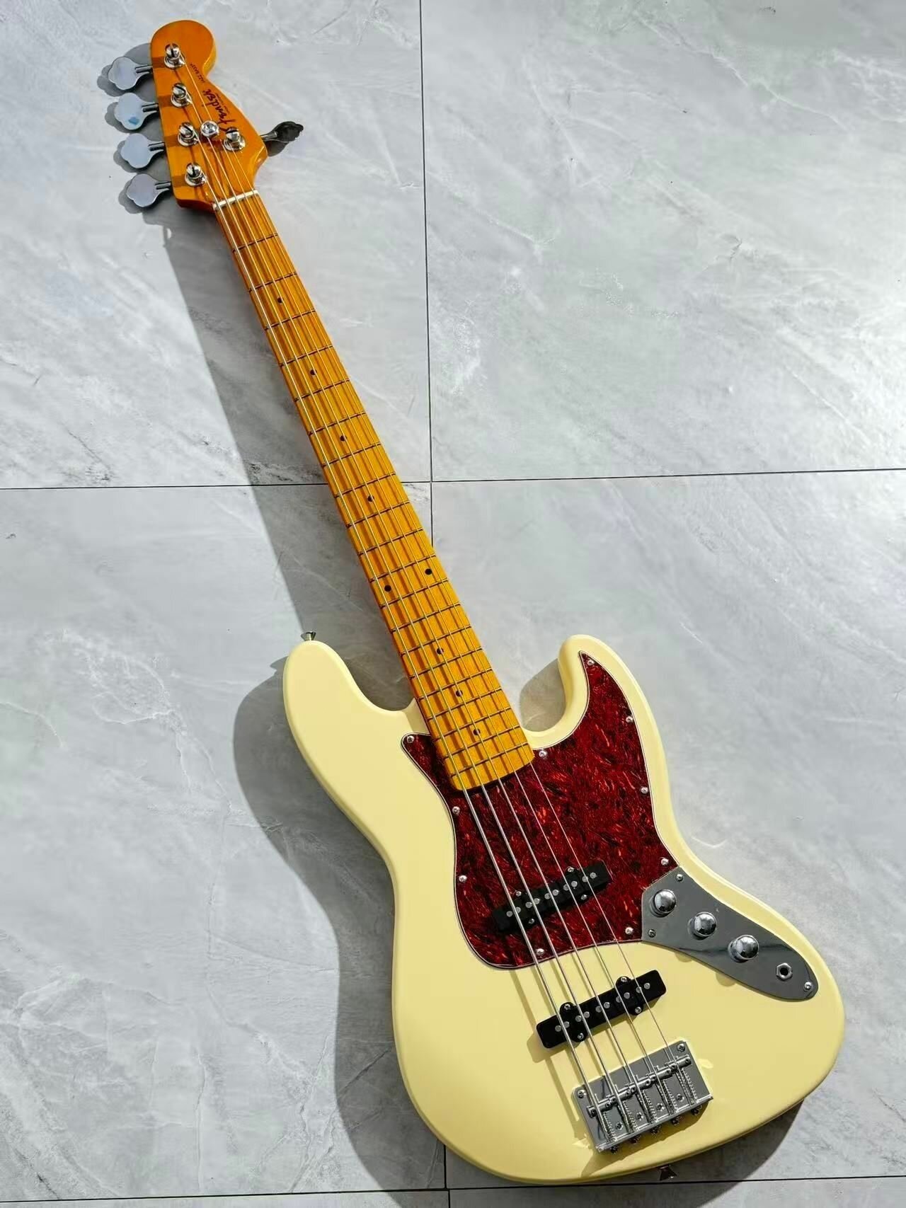 Эксклюзивная 5струнная басгитара Jazz Bass от Fender Squier с грифом из лакированного клена