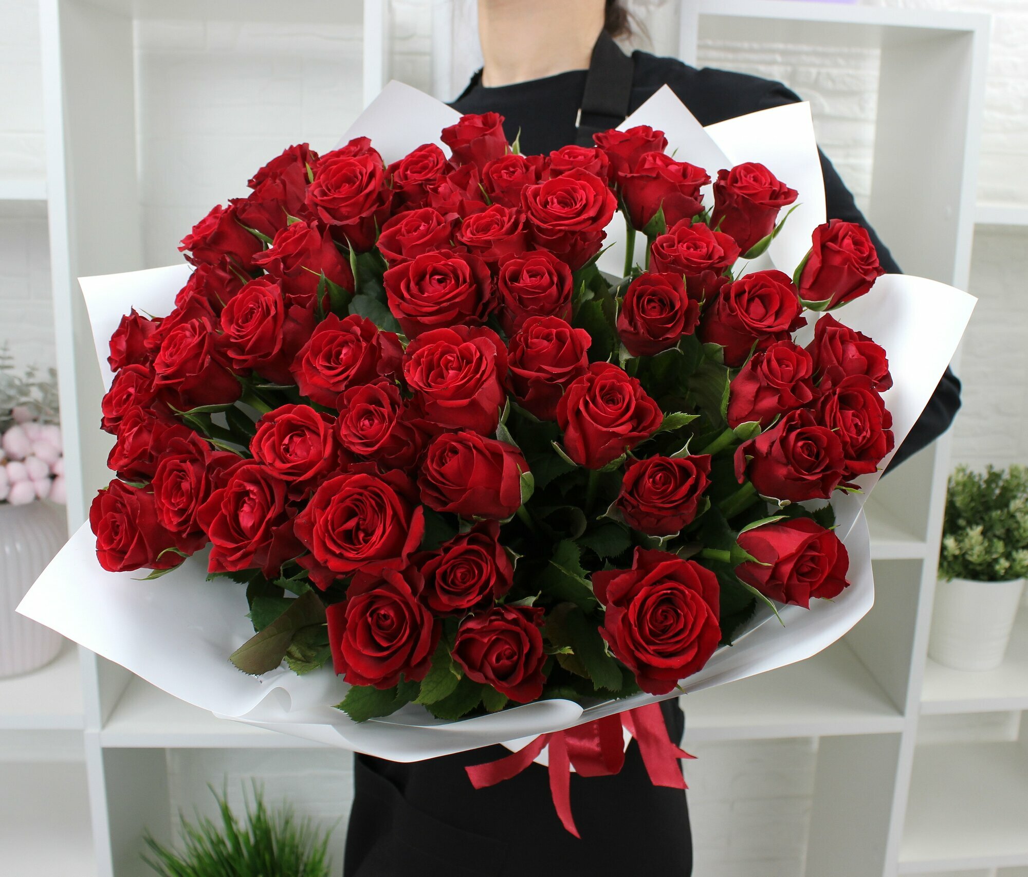 Монобукет THE FLOREAL красная роза 51 штука, высота 40 см, с бантом