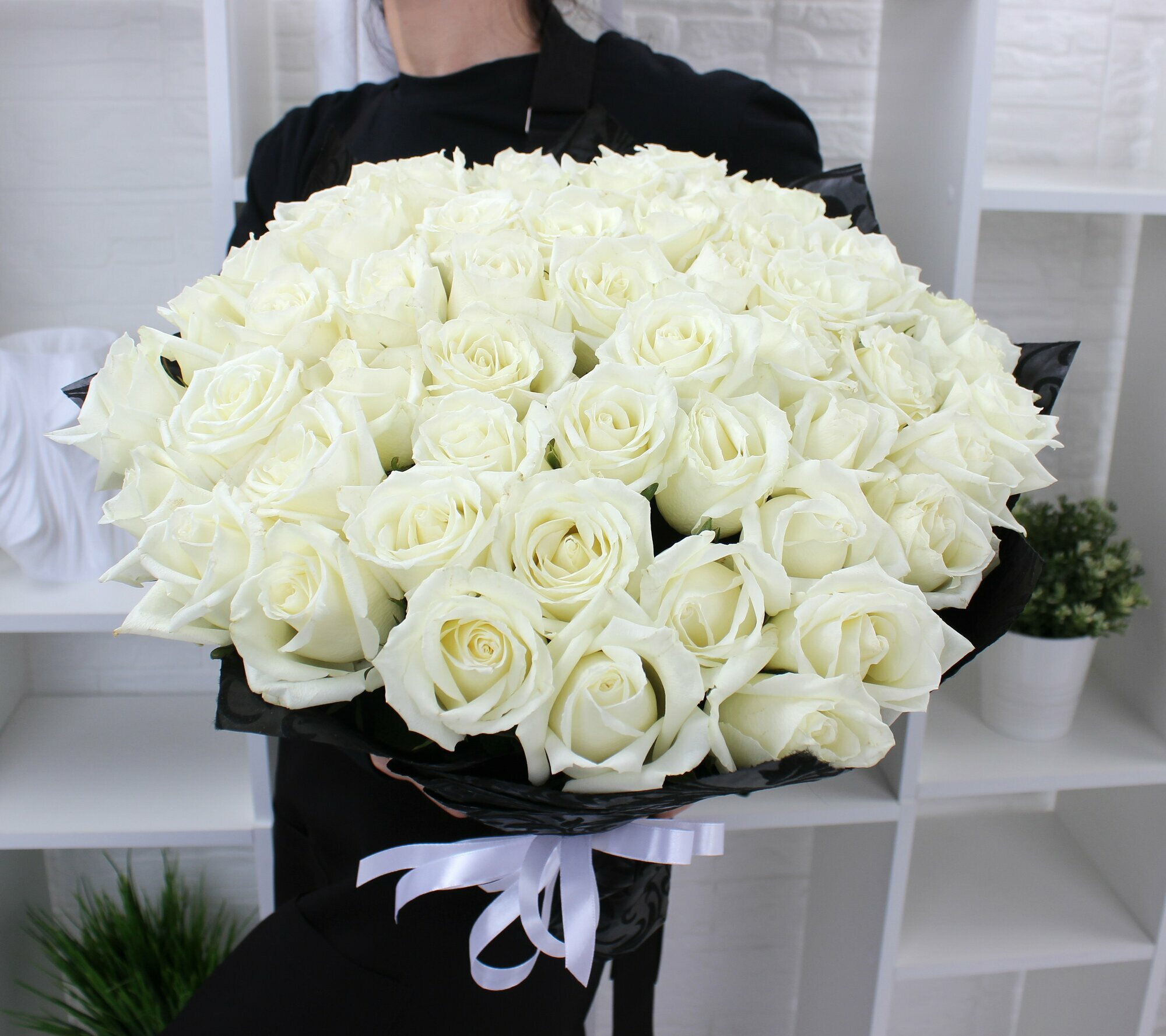 Монобукет THE FLOREAL, 51 белая роза, упаковка в плёнке с бантом, высота 40 см