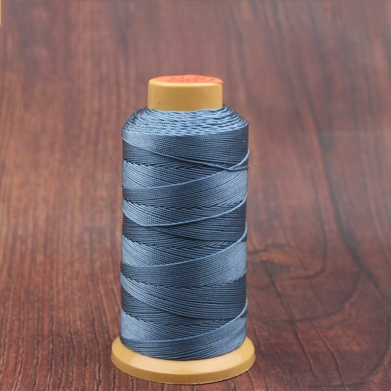 Браслет из плетеной проволоки в виде башни из нитей