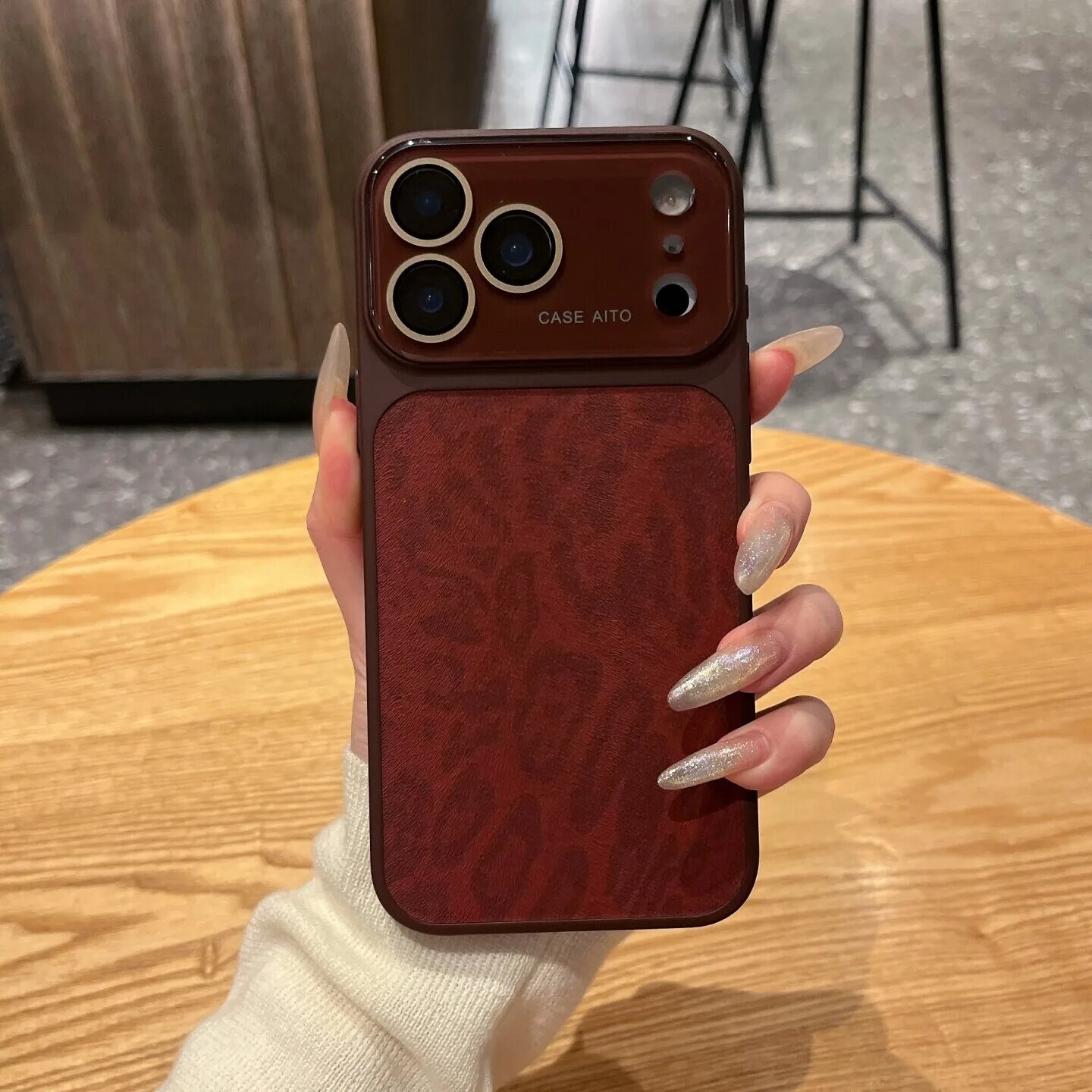 Бордовый чехол для iPhone 17 Pro Max с леопардовым принтом