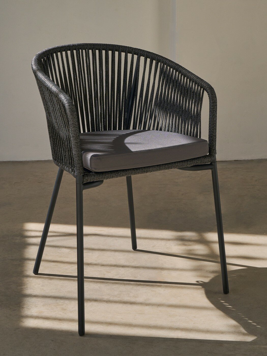 Стул La Forma Yanet, уличный, плетеный, мягкое сиденье, каркас из металла