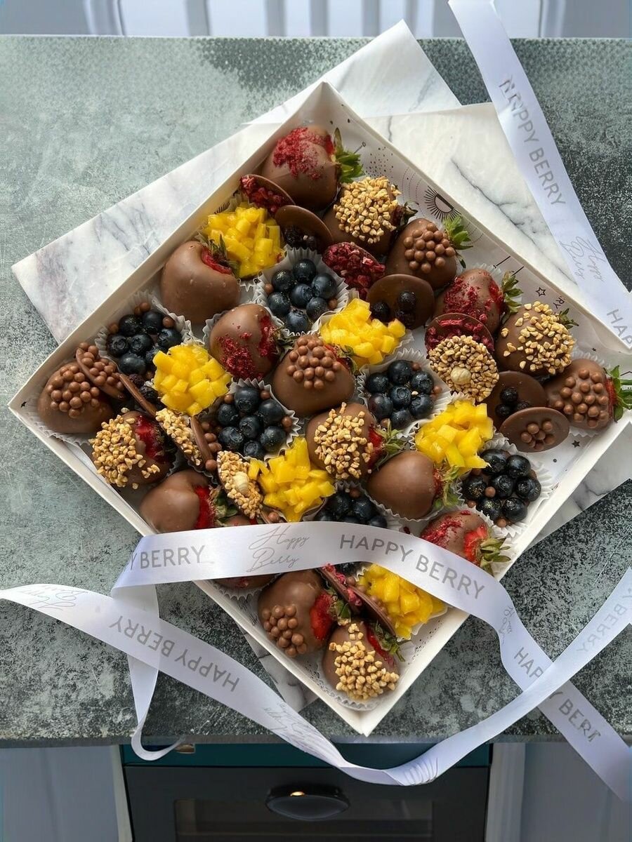 Подарочный набор клубника в шоколаде с фруктами и ягодами "Ягодный восторг"