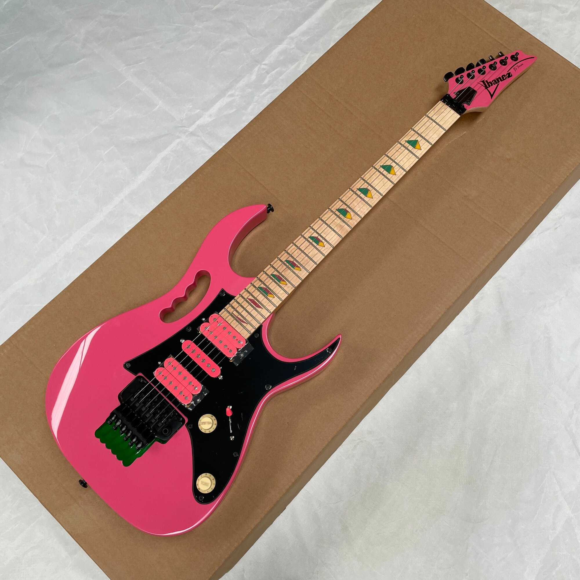 Электрогитара Ibanez Steve Vai, розовый корпус, чёрные детали