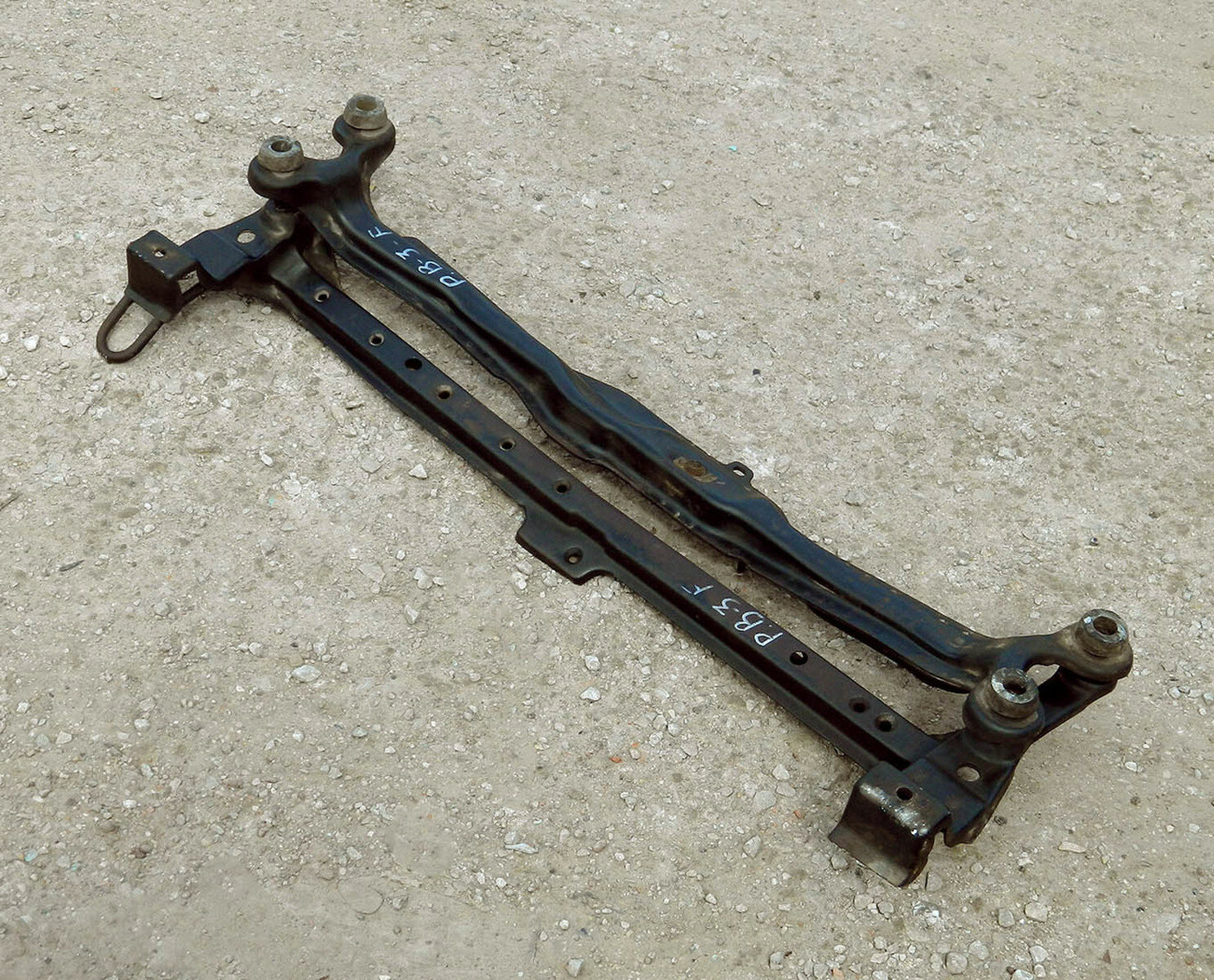 Балка передняя поперечная в сборе VW Passat B3
