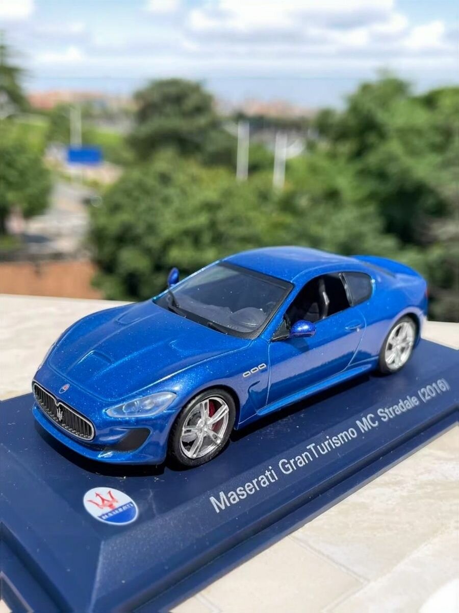 Легкосплавный автомобиль модели 1/43 Maserati GranTurismo MC Stradale (2016) синего цвета