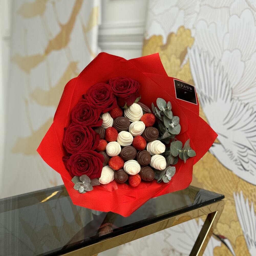 Букет из 5 красных роз и клубники в шоколаде, Для тебя. молочный и белый шоколад