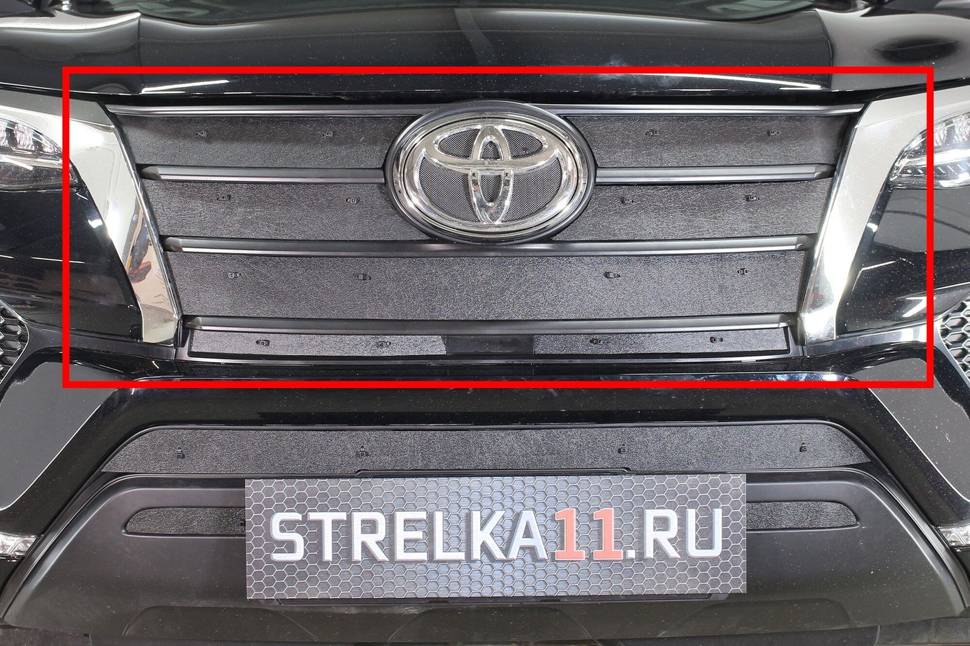 Зимняя защита на стяжках для Toyota FORTUNER (II рестайлинг) 2020- верх (7 частей)