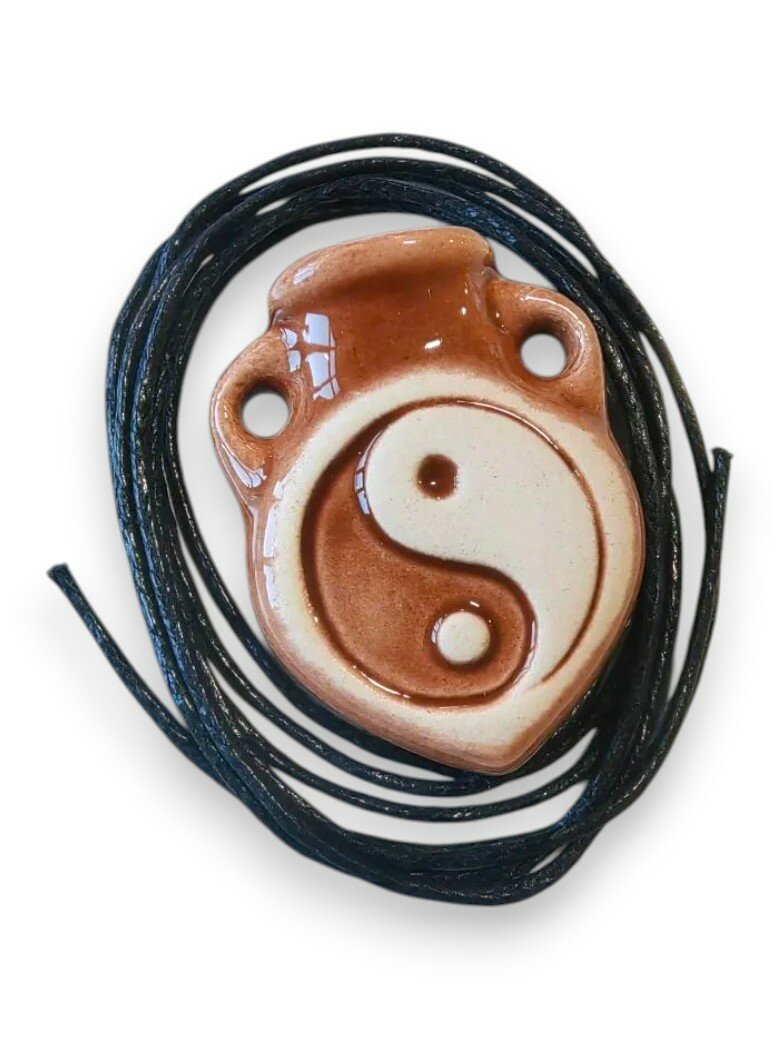 Аромакулон керамический со шнурком коричневый кувшинчик ИНЬ-ЯН (размер 2.7 см.), 1 шт.