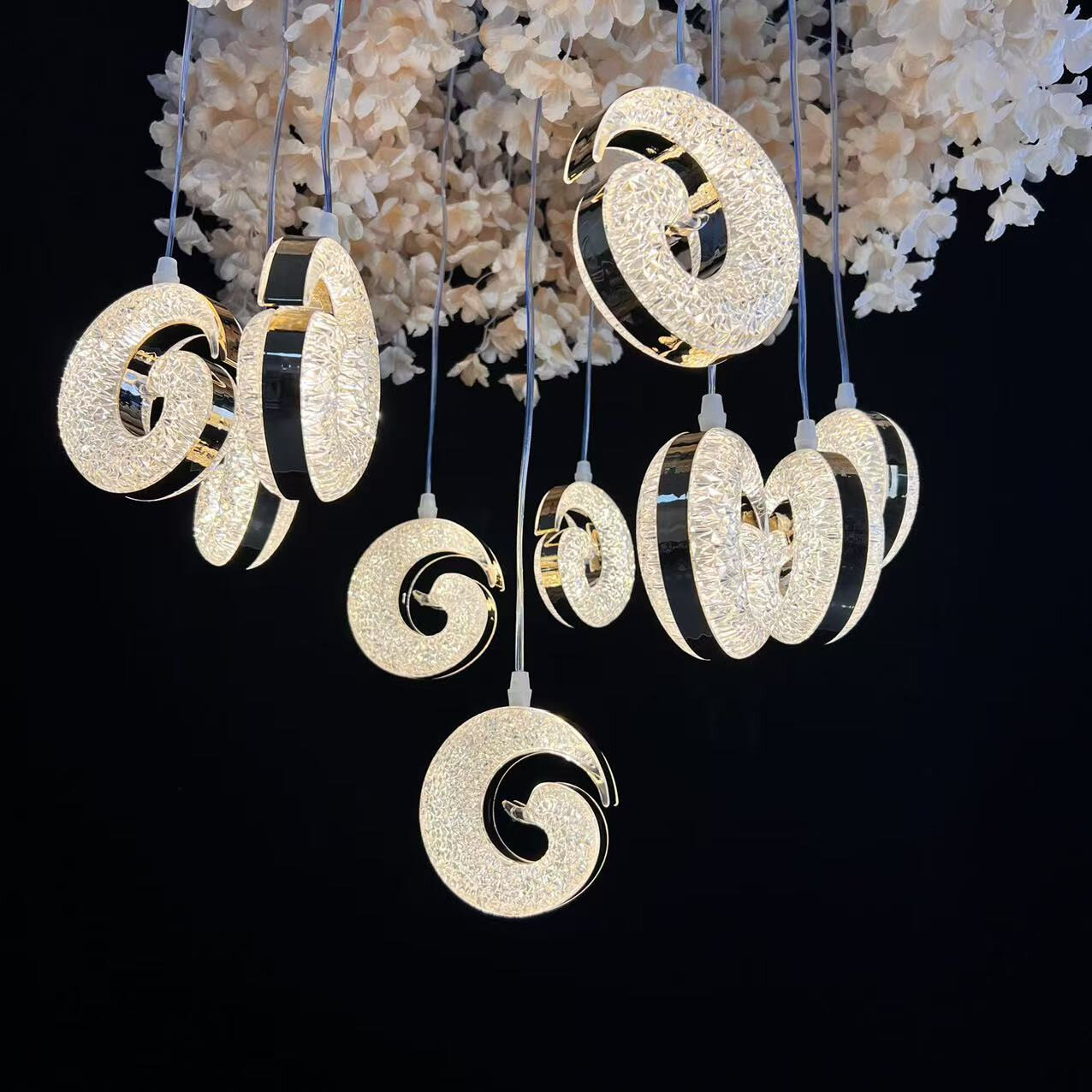 Свадебная и праздничная сцена, потолок отеля, 10-рожковая маленькая люстра, светящиеся декоративные подвесные элементы для свадебного банкета.