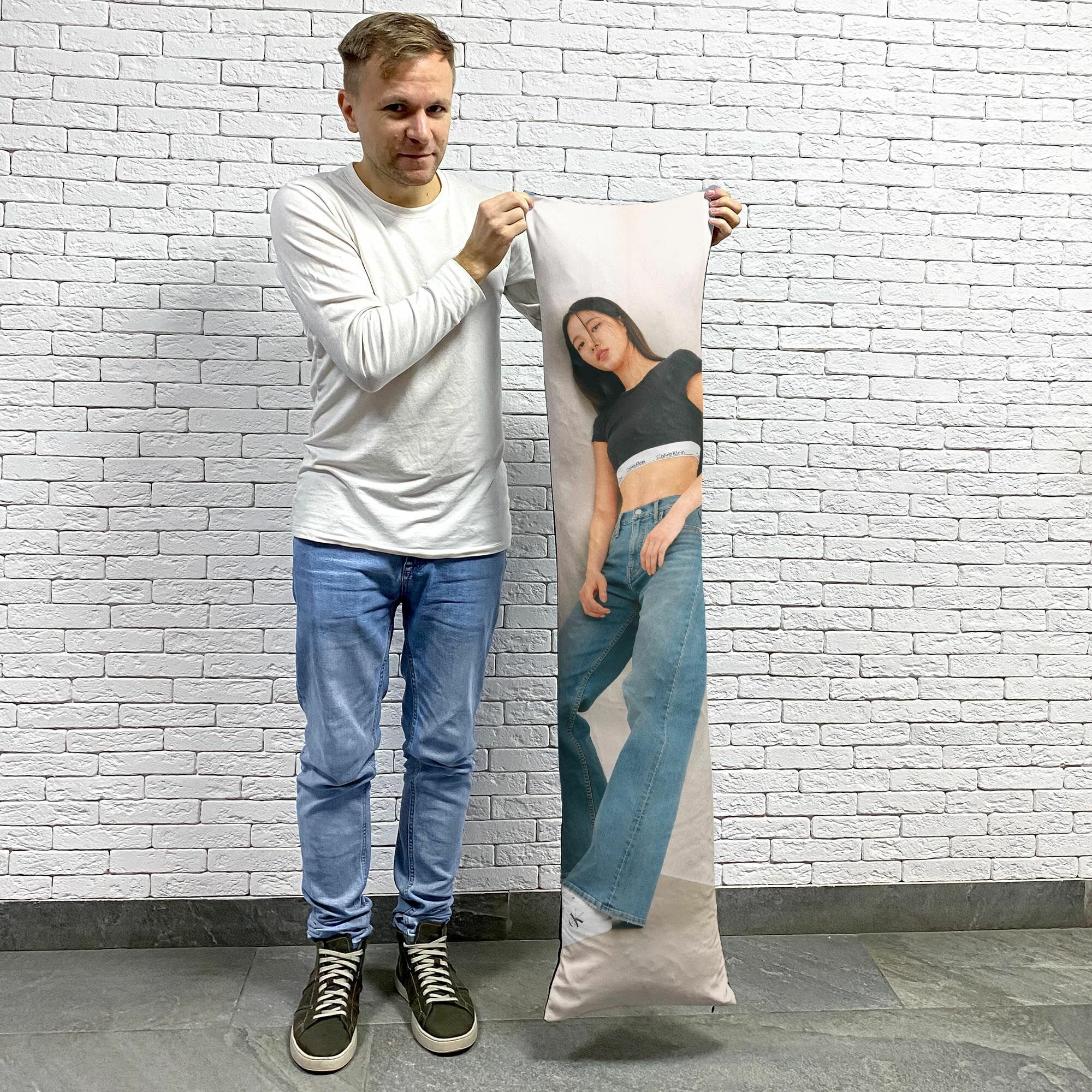 Подушка дакимакура Кадзуха Le Sserafim 35x140 см