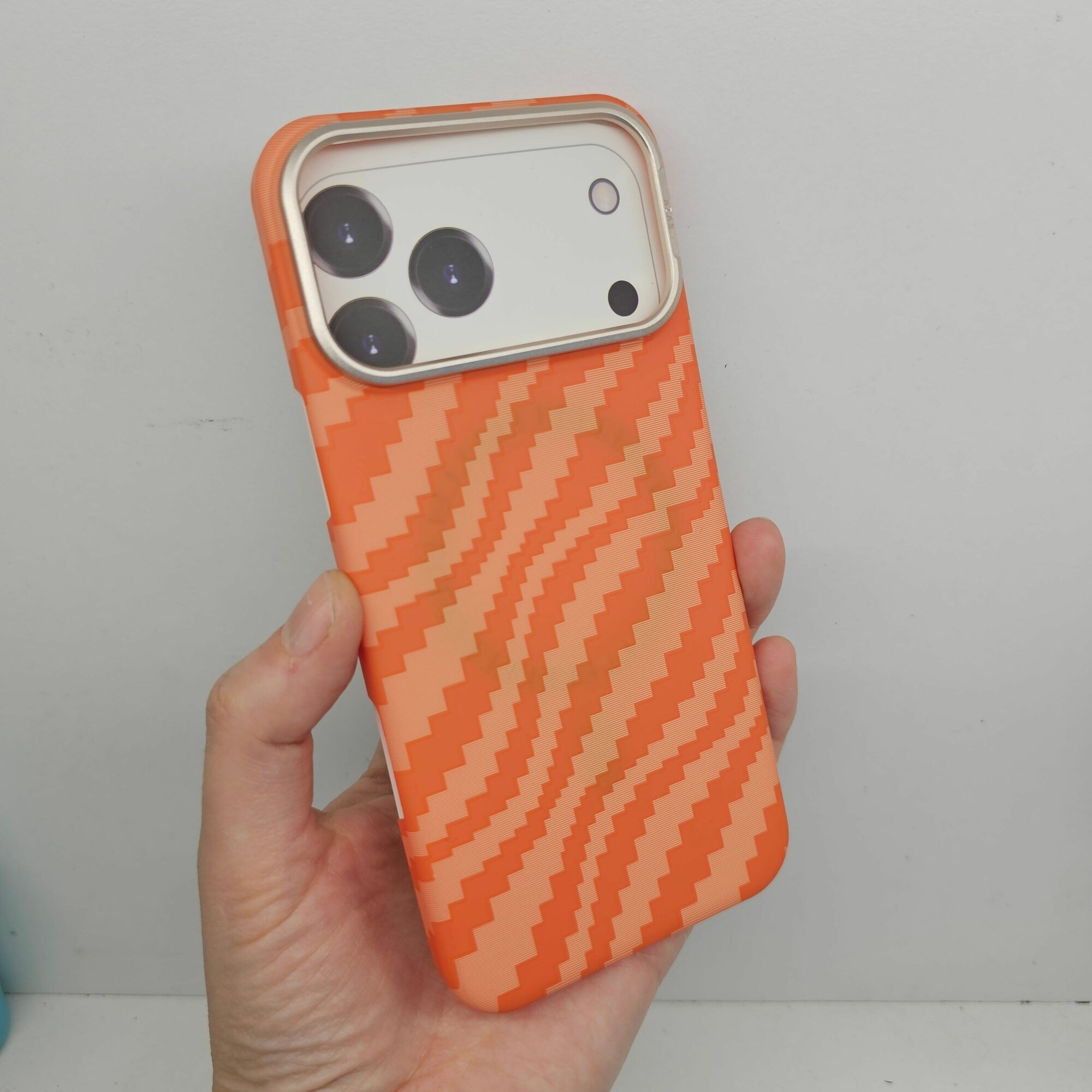 Чехол накладка для iPhone 17 Pro Max, карбон (оранжевая волна)