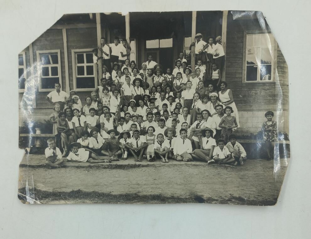 Винтажное групповое фото детского лагеря (скауты?) 1920е годы Заломы, разрывы, дефекты 16х11 см