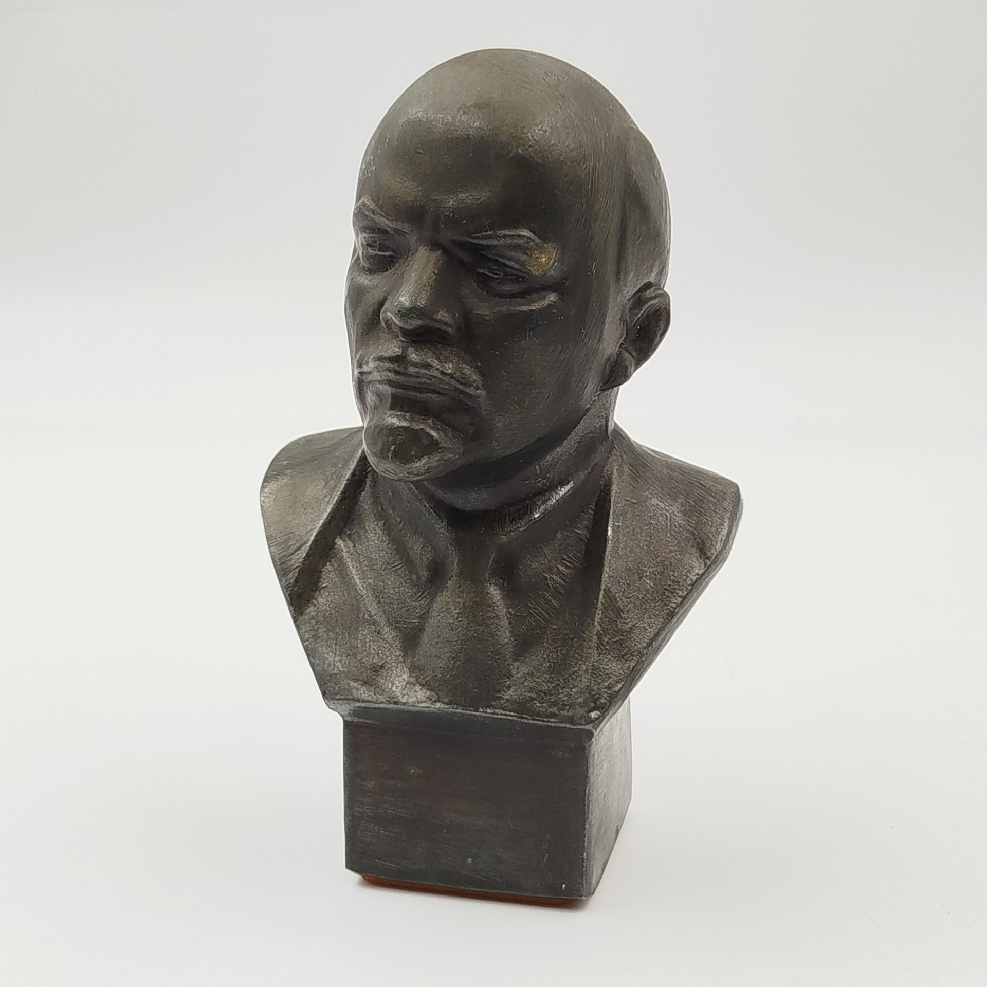 Бюст "В. И. Ленин", автор Геворкян, Волгоградский опытный завод «Сувенир», металл