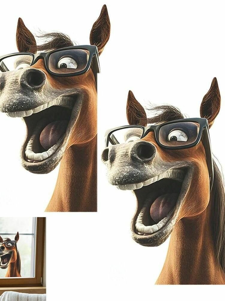 Забавная голова лошади украшает стеклянное окно дома декоративной наклейкой на окно