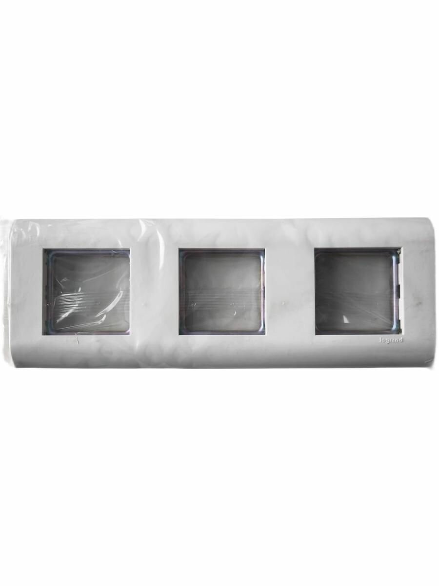 Рамка декоративная 3 поста в комплекте с суппортами, пластик. Цвет Белый. Legrand MOSAIC . 075037