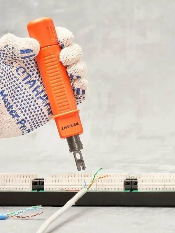 Инструмент для заделки витой пары с быстрой заменой ножа