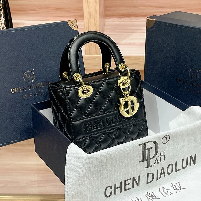 Сумка для женщин принцессы Дианы Гонконга 2026 Новая маленькая сумка Chanel Сумка для женщин Высококачественная дизайнерская роскошная сумка из натуральной кожи с вышивкой