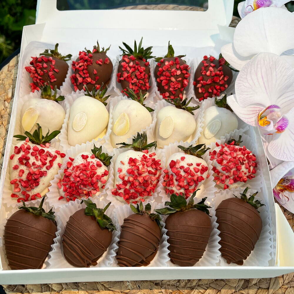 Клубника в шоколаде, Набор ягод клубники в шоколаде "Тандем малины с миндалем" от Мадам Клубники, 20 штук