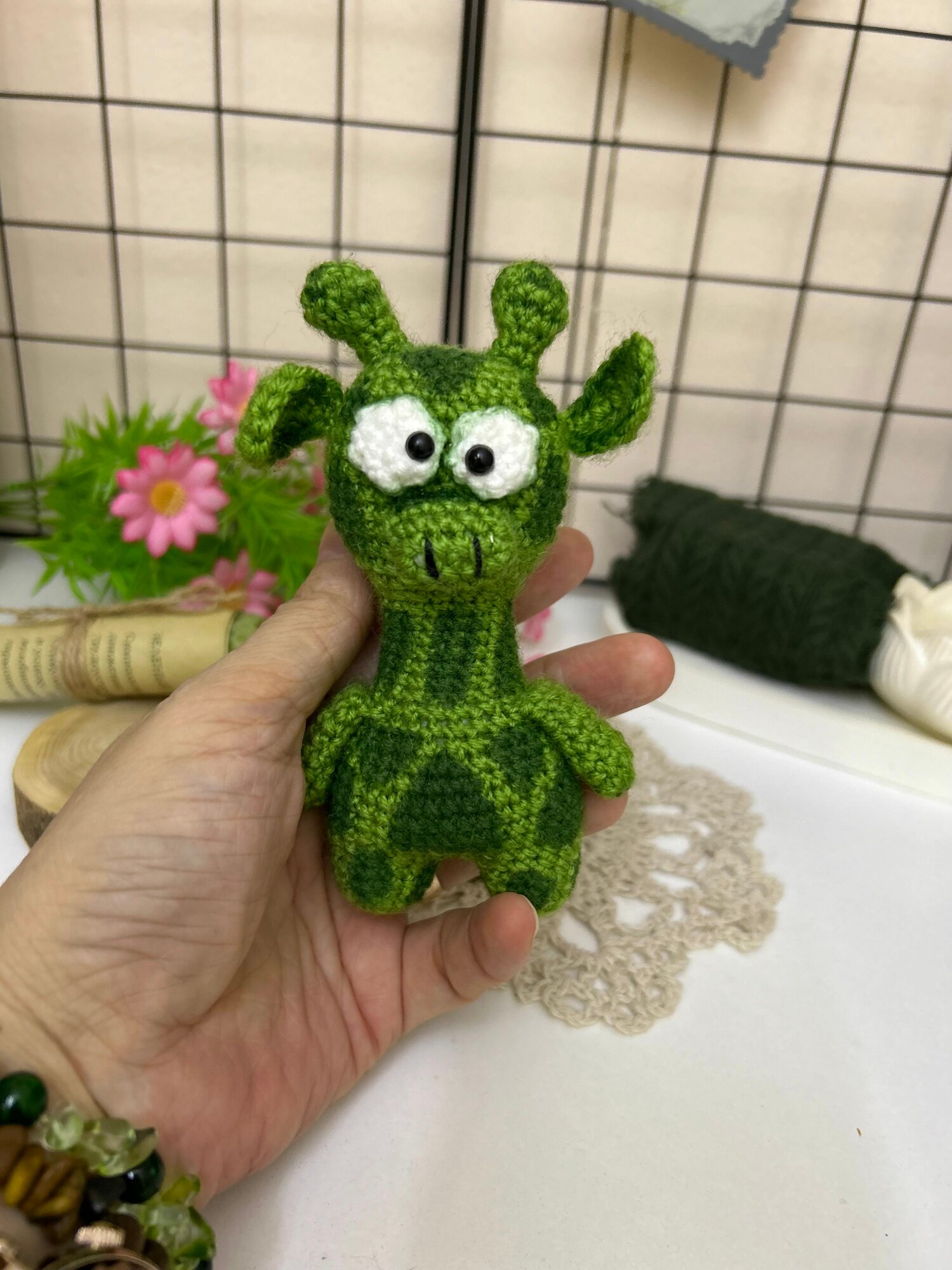 Вязаная игрушка в ладошку. Плюшевый Жираф ручной работы