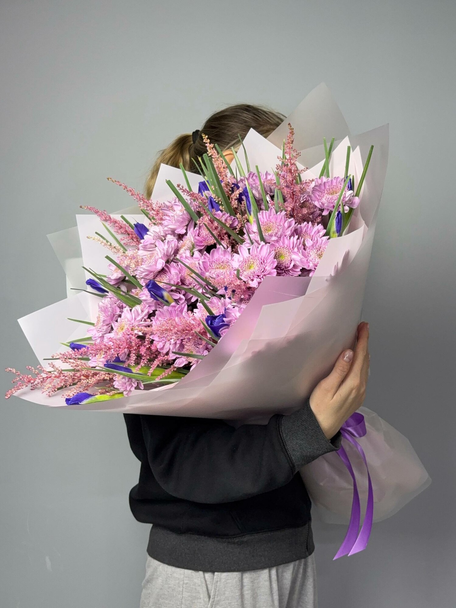 FRESH FLORA Сиреневое Поле: астильба, ирисы, хризантемы – купить яркий букет с доставкой