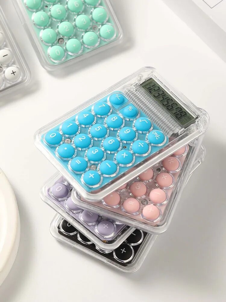 Милый и компактный мини-калькулятор ярких цветов, подходящий учащимся для решения задач или повседневных математических вычислений.