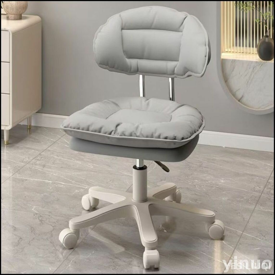 Эксклюзивный поворотный стул для макияжа и маникюра с регулировкой высоты, мобильными роликами и местом для косметики