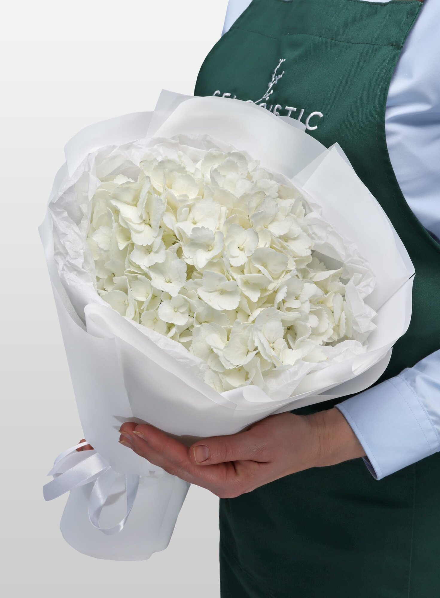 Букет STUDIO FLORISTIC "Белая гортензия", монобукет из гортензий, в пленке