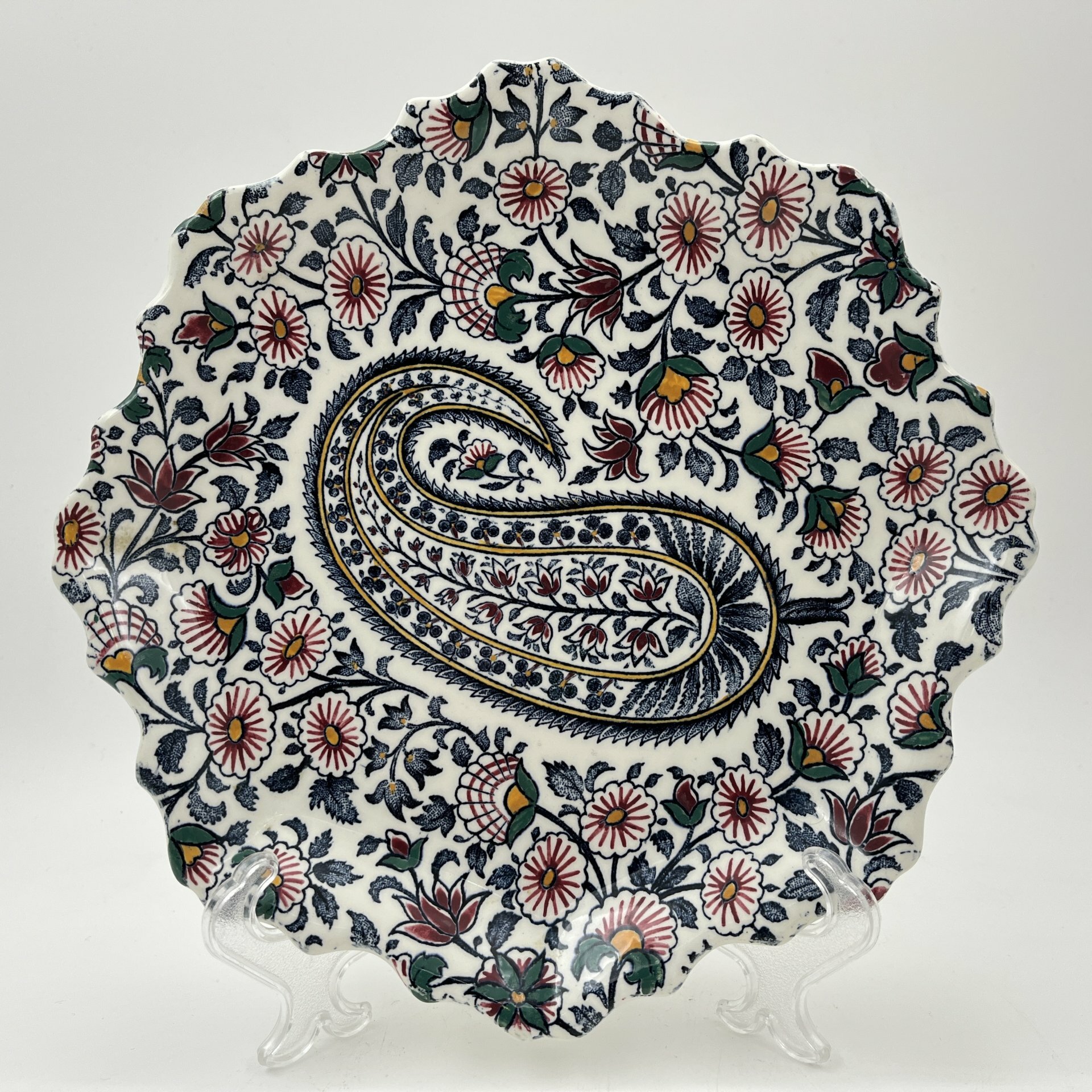 Тарелка настенная джекоративная, украшенная орнаментальным декором, Gien, фаянс