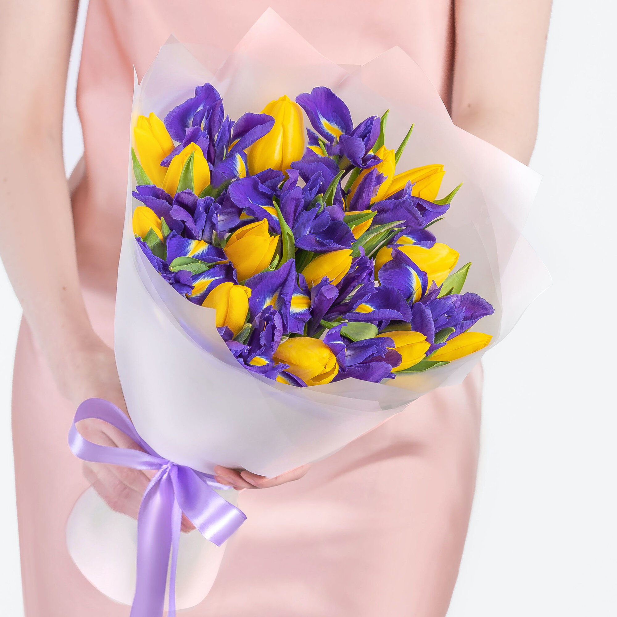 Дуо-букет Мегацвет24 "Ирисовый", тюльпан/ирис, желтый/синий, дизайнерская упаковка