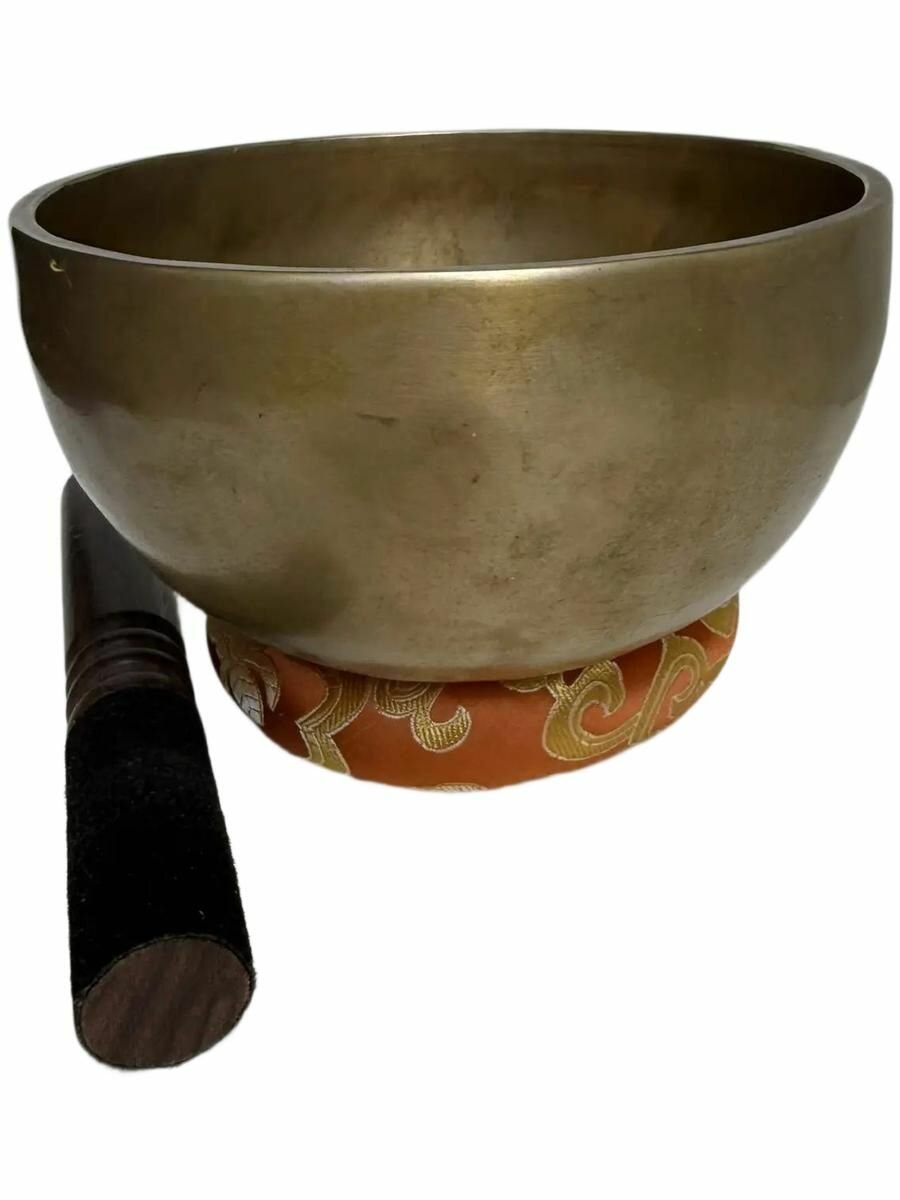 Тибетская поющая чаша (кованая): диаметр 17 см, ноты Ре, частота вибрации: 288 Гц, в комплекте со стиком и подушечкой