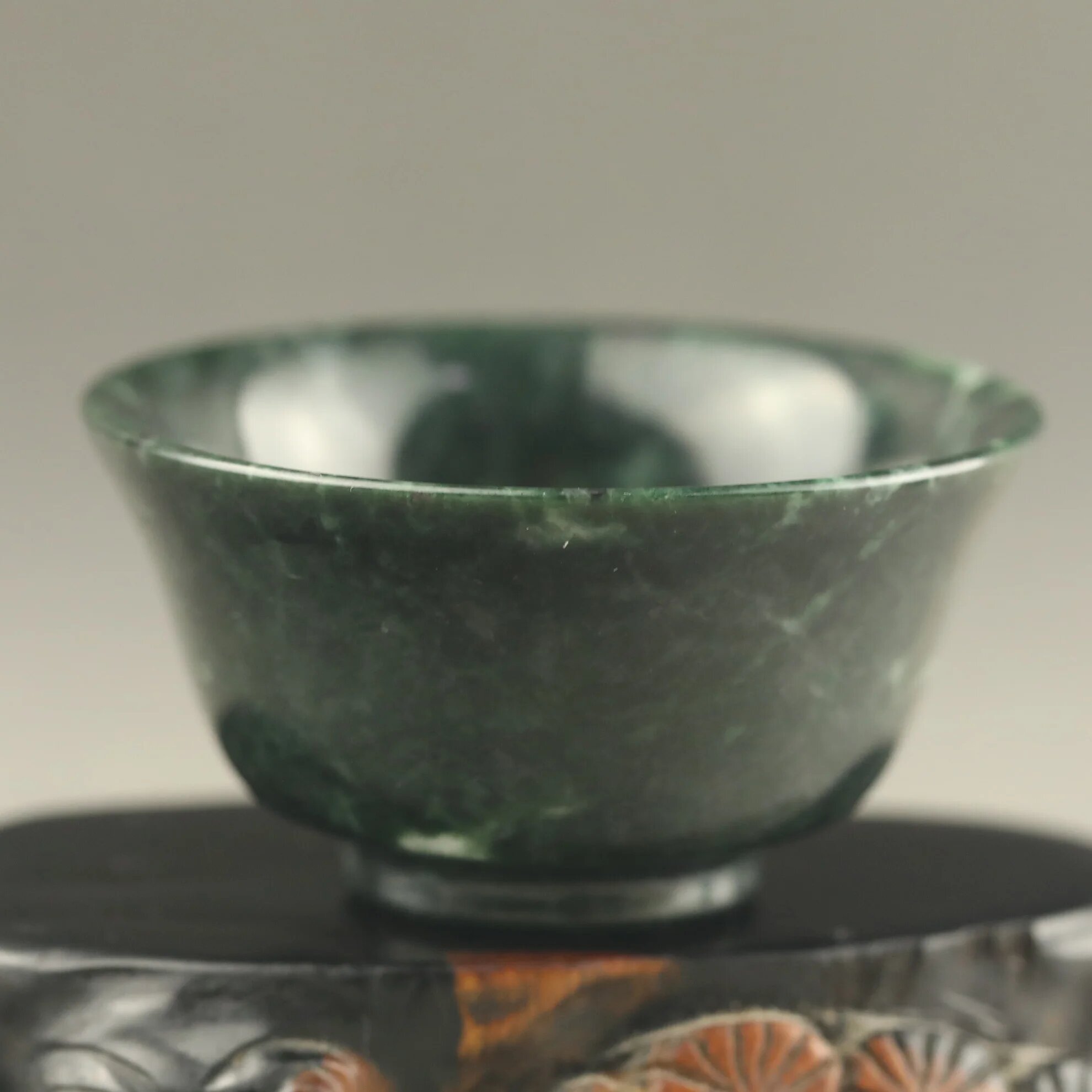 Старинная чаша для чая из нефрита 01