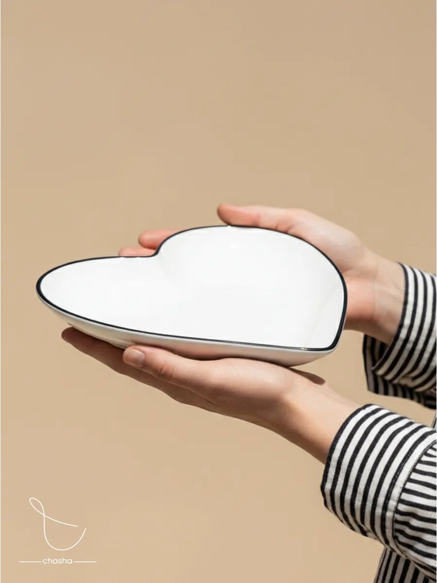 Тарелка Chasha "Сердце", керамика, для СВЧ, для посудомойки, 21 см, белая, черная